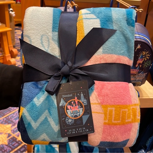 Disney | Bedding | 224 Disneyland Resort Parks Icons Castle Throw ...